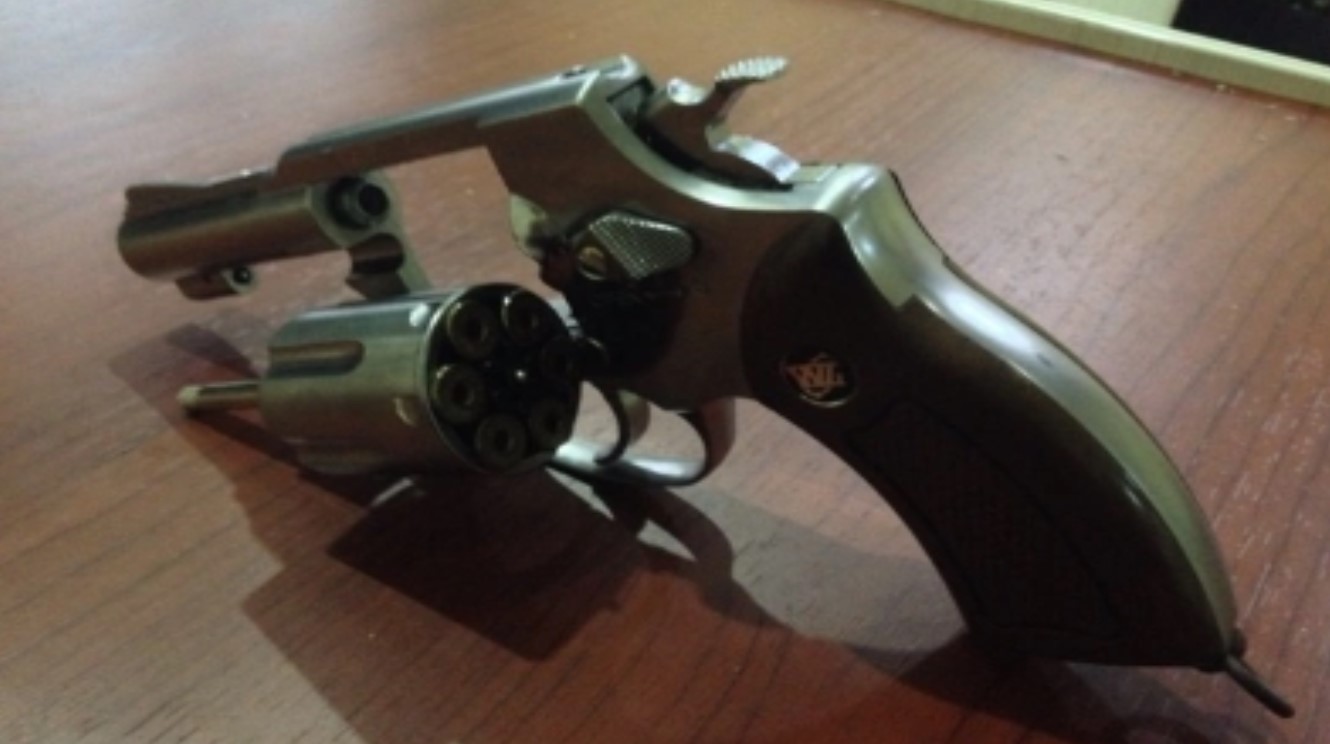 Ilustrasi senjata api air soft gun jenis revolver - sergap TKP