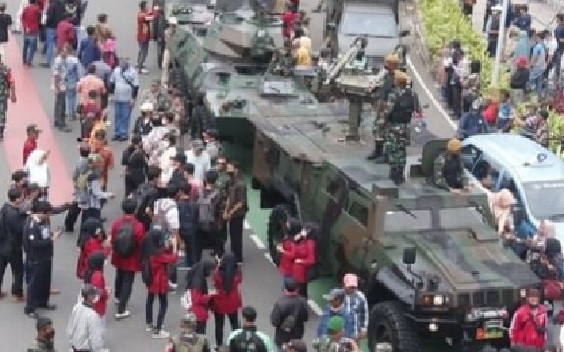Perayaan HUT TNI ke 77 Diramaikan Parade Alutsista Milik TNI - sergap TKP