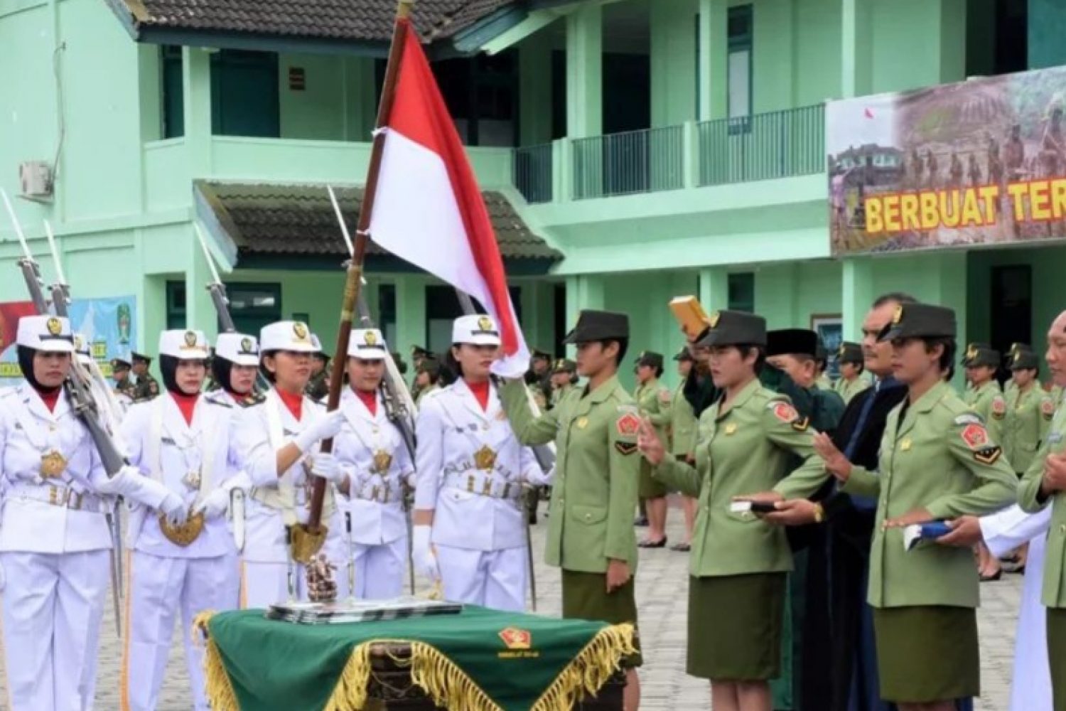 Dankodiklatad Lantik 170 Prajurit Bintara TNI AD Wanita TA 2022 ...