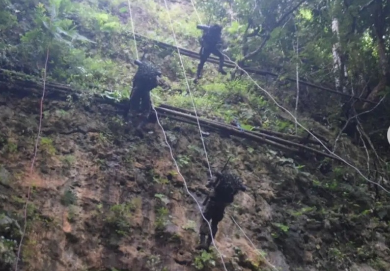 Prasis Semaba PK Pria TNI AU A-50 Laksanakan Jurkas Turun Tebing Secara ...