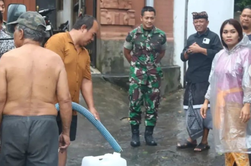 Pipa Sumber Air Bersih Warga Putus, Yonif 900/SBW Kirimkan Tengki Air ...