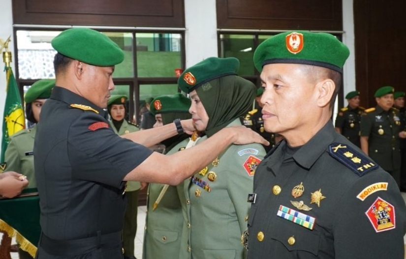 Komandan Kodiklatad Pimpin Sertijab Danpusdikkowad, Kapen dan ...